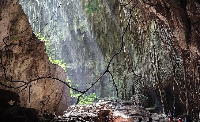 Exploring the Historical Japanese Cave Binsari in Biak, Papua – Trek-Papua